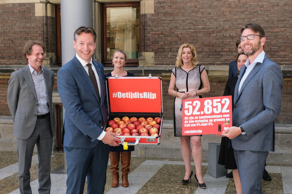 Marcel Huizing overhandigt petitie ‘de tijd is rijp’